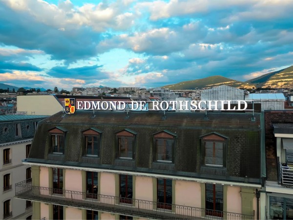 Edmond de Rothschild: nouvelle enseigne lumineuse sur les toits de ...