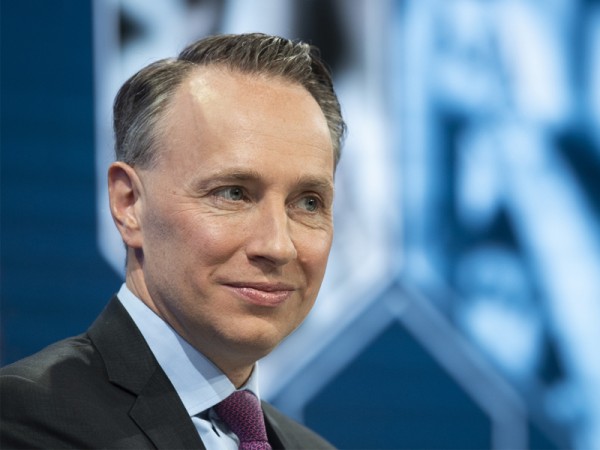 Axa veut renouveler le mandat de son directeur général Thomas Buberl en ...
